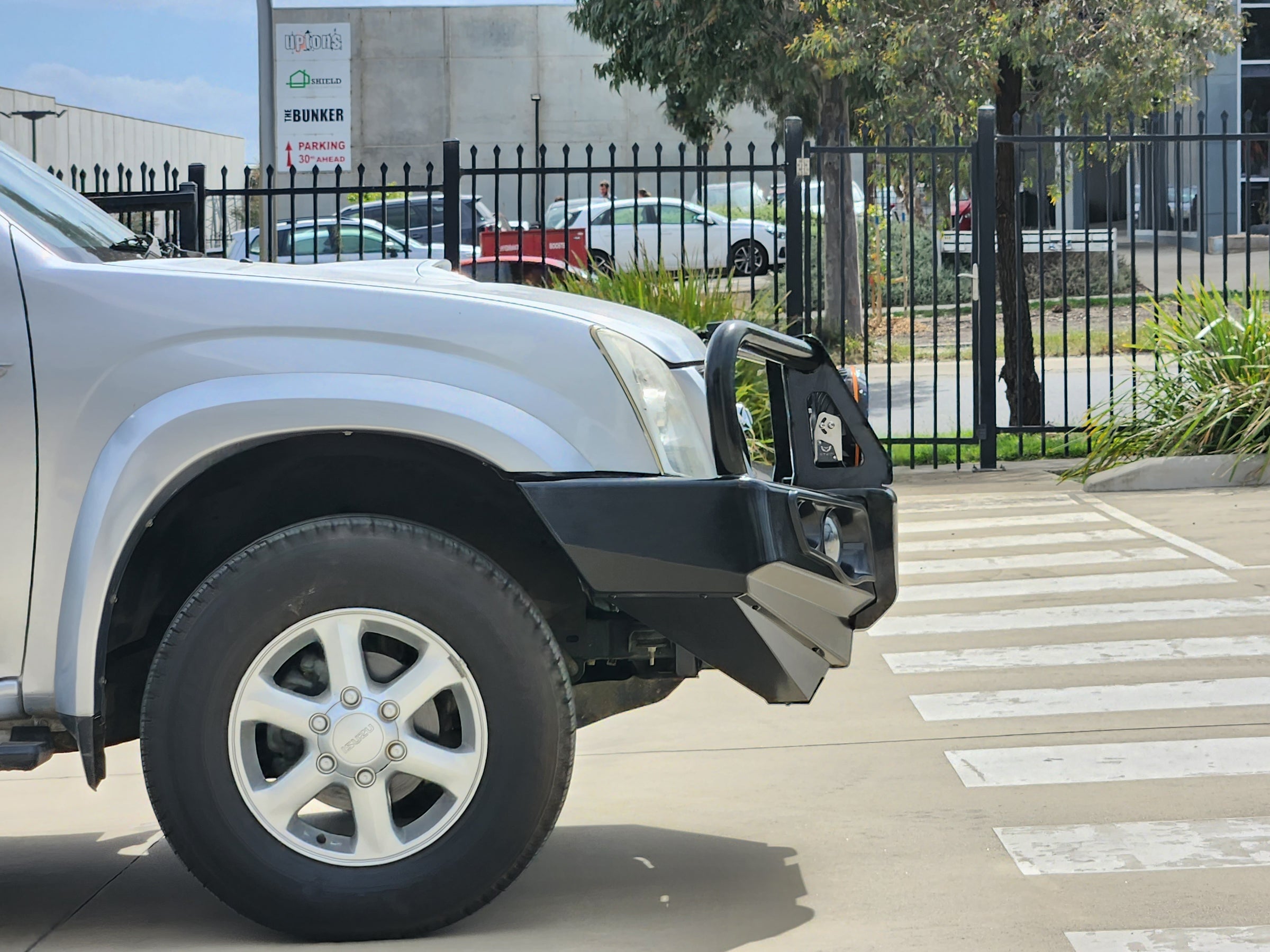 Dmax 2007-2011/ Holden RA7 - 707-02 Falcon Bull Bar Black A-Frame Pack ...