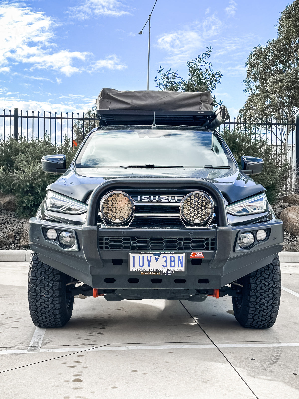 MUX Gen 3 2020-On 707-01 Falcon Bull Bar Single Black Loop Package (LE ...