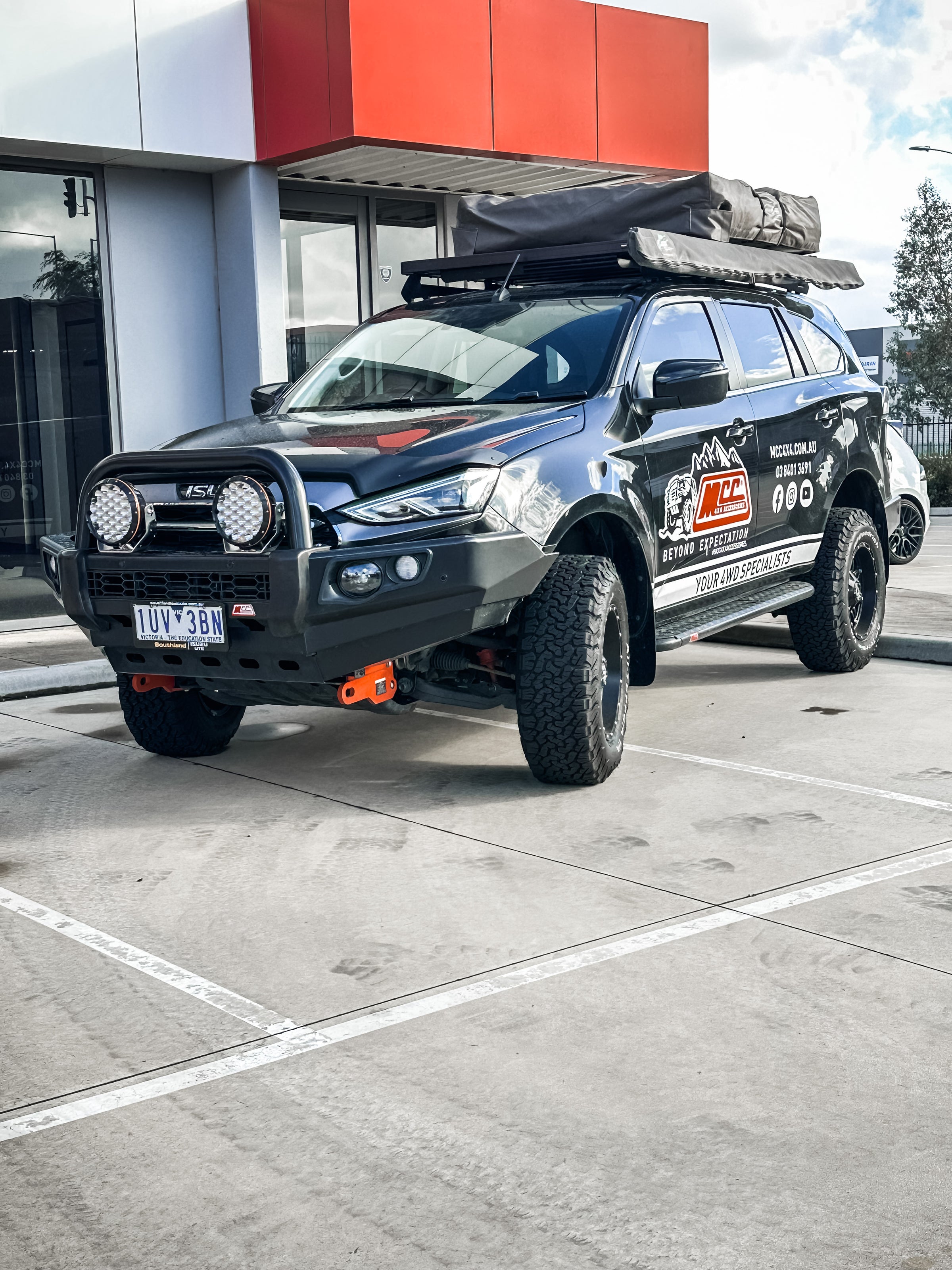 MUX Gen 3 2020-On 707-01 Falcon Bull Bar Single Black Loop Package (No ...